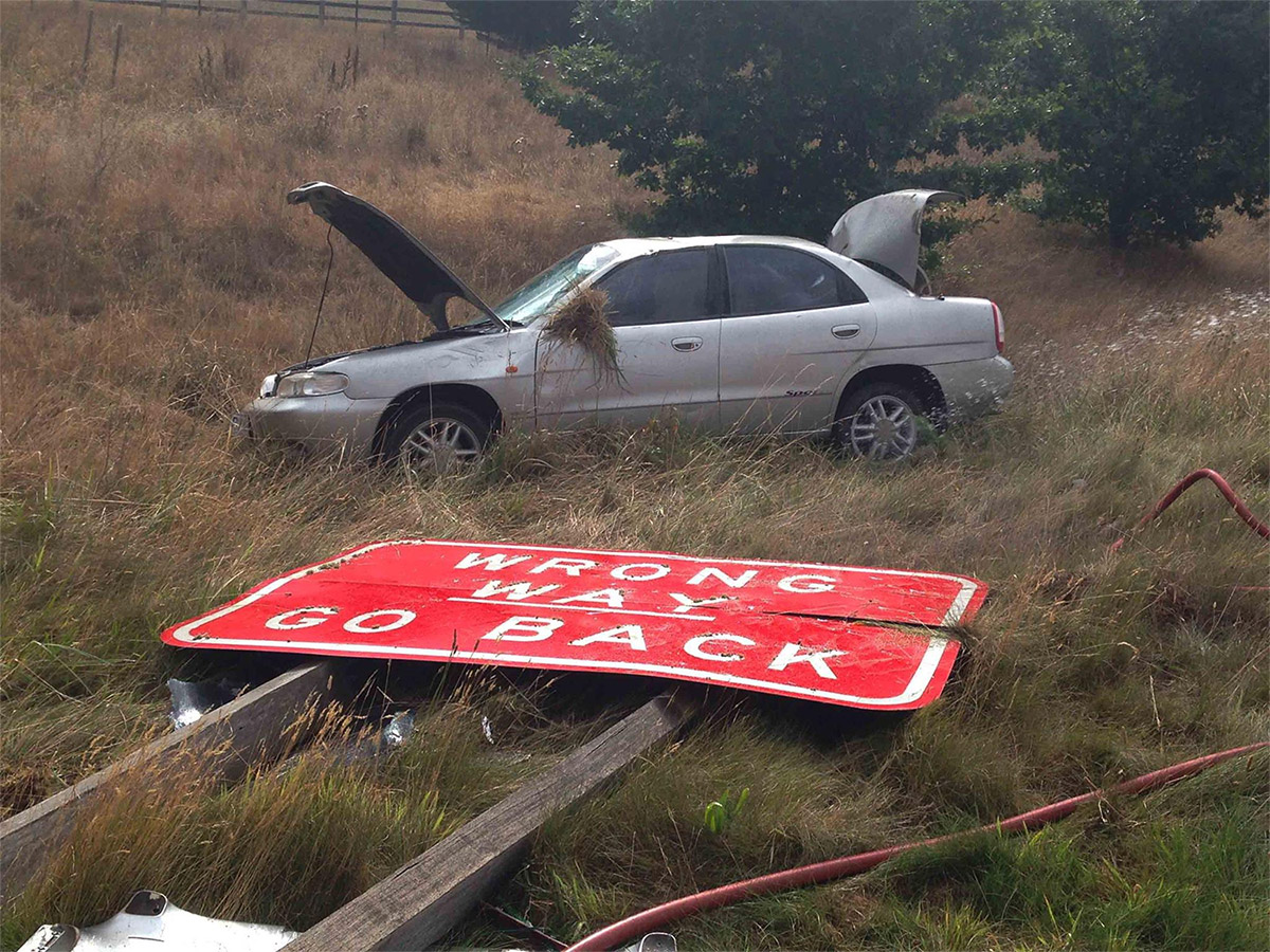 Wrong Way Go Back Sign